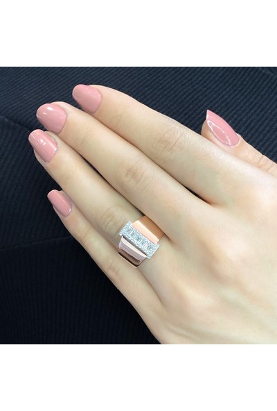 Medcezir Baget Taşlı Tasarım Harf Gümüş Yüzük Medcezir Baget Taşlı Tasarım Harf Gümüş Yüzük