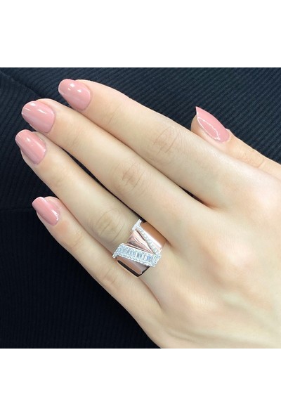 Medcezir Baget Taşlı Tasarım Harf Gümüş Yüzük Medcezir Baget Taşlı Tasarım Harf Gümüş Yüzük