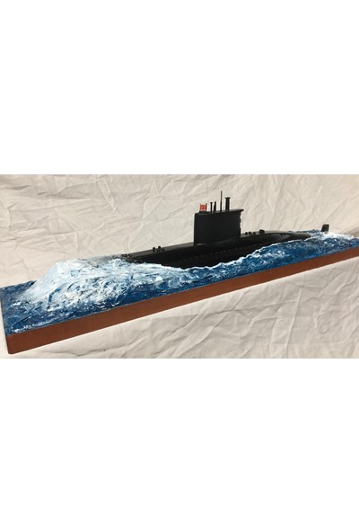 Donanma Model 1/150 Ölçek Preveze/gür Sınıfı Denizli Denizaltı 50 cm Fanuslu Donanma Model 1/150 Ölçek Preveze/gür Sınıfı Denizli Denizaltı 50 cm Fanuslu