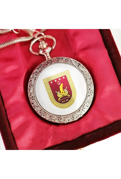 Denacci Kara Kuvvetleri Komutanlığı Amblem Kapaklı Kişiye Özel Krom Köstekli Saat Cep Saati Özel Kutusunda Denacci Kara Kuvvetleri Komutanlığı Amblem Kapaklı Kişiye Özel Krom Köstekli Saat Cep Saati Özel Kutusunda