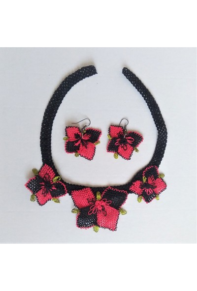 EnviPet Hercai Çiçeği Desenli Iğne Oyası Kolye-Küpe Seti EnviPet Hercai Çiçeği Desenli Iğne Oyası Kolye-Küpe Seti