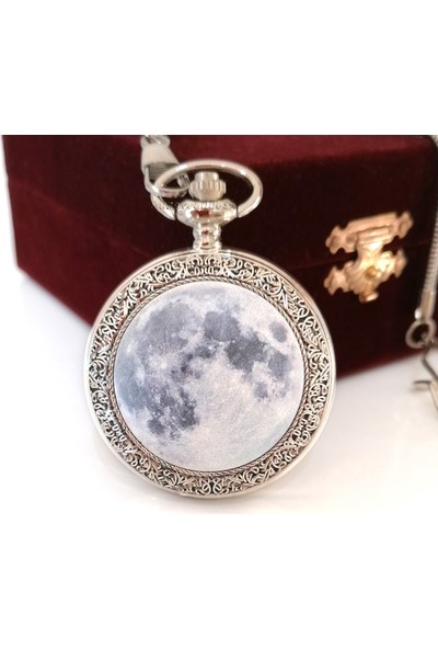 Denacci Ay Yüzeyi Kapaklı Kişiye Özel Krom Köstekli Saat Cep Saati Özel Kutusunda Denacci Ay Yüzeyi Kapaklı Kişiye Özel Krom Köstekli Saat Cep Saati Özel Kutusunda