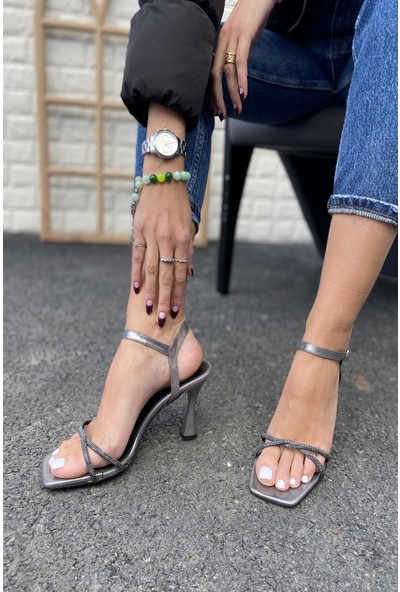 İnan Ayakkabı Bilekten Tokalı Iki Çapraz Bant Taşlı Topuklu Ayakkabı