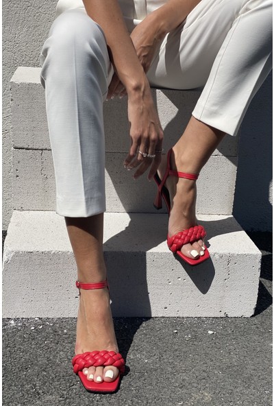 İnan Ayakkabı Bilekten Tokalı Örgülü Topuklu Ayakkabı