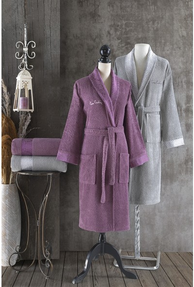 Pierre Cardin Damask Jakarlı 4 Parça Aile Bornoz Seti Mürdüm - Gri Pierre Cardin Damask Jakarlı 4 Parça Aile Bornoz Seti Mürdüm - Gri
