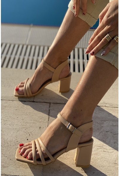 İnan Ayakkabı Kadın Üç Bant ve Bilekten Kemer Detaylı Topuklu Ayakkabı İnan Ayakkabı Kadın Üç Bant ve Bilekten Kemer Detaylı Topuklu Ayakkabı