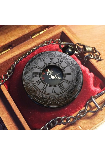 Kuzey Caddesi Kişiye Özel Roma Rakam Kapaklı Siyah Kadranlı Vintage Köstekli Cep Saati Ahşap Kutusunda Kuzey Caddesi Kişiye Özel Roma Rakam Kapaklı Siyah Kadranlı Vintage Köstekli Cep Saati Ahşap Kutusunda