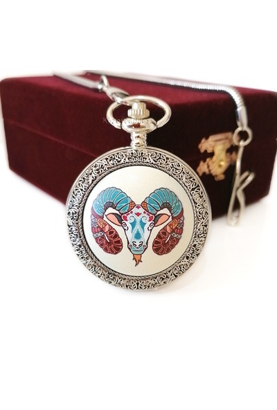 Denacci Koç Burcu Kapaklı Krom Kişiye Özel Köstekli Cep Saati Özel Kutusunda 802C Denacci Koç Burcu Kapaklı Krom Kişiye Özel Köstekli Cep Saati Özel Kutusunda 802C