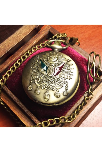 Kuzey Caddesi Kişiye Özel Osmanlı Arma Kapaklı Vintage Köstekli Saat Cep Saati Ahşap Kutusunda Kuzey Caddesi Kişiye Özel Osmanlı Arma Kapaklı Vintage Köstekli Saat Cep Saati Ahşap Kutusunda