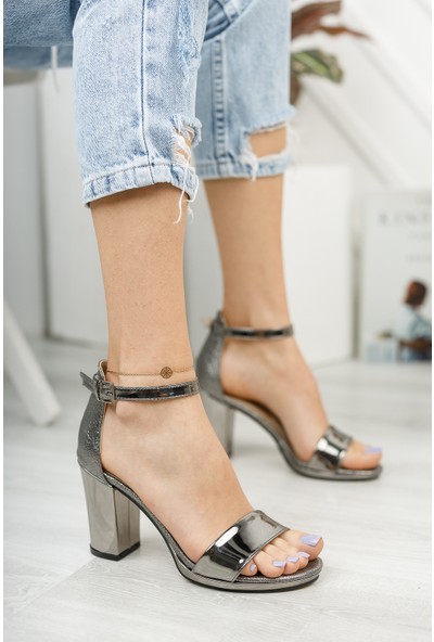 Goya 9 cm Topuklu Tek Bantlı Kadın Ayakkabı Goya 9 cm Topuklu Tek Bantlı Kadın Ayakkabı