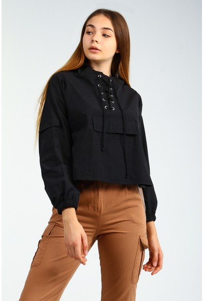 Collezione Siyah Kapişonlu Önü Bağcıklı Kolları Lastikli Kadın Yağmurluk Collezione Siyah Kapişonlu Önü Bağcıklı Kolları Lastikli Kadın Yağmurluk