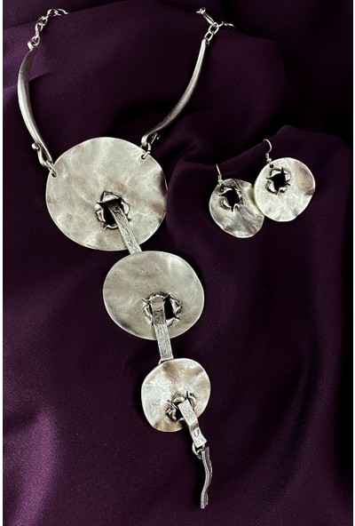 Mooni Accessories Şık Modern Tasarım Gümüş Kaplama Kolye ve Küpe Seti Mooni Accessories Şık Modern Tasarım Gümüş Kaplama Kolye ve Küpe Seti