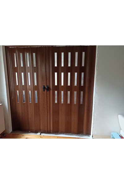 Sarpaş Katlanır Akordiyon Çift Açılım Kapı 252 x 250 Camlı Ceviz Sarpaş Katlanır Akordiyon Çift Açılım Kapı 252 x 250 Camlı Ceviz