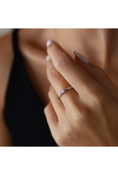 Çağdaş Kuyumculuk Tek Baget Pırlanta Yüzük