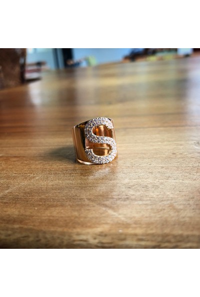 Çağdaş Kuyumculuk Büyük Puntolu Harf Yüzük Çağdaş Kuyumculuk Büyük Puntolu Harf Yüzük