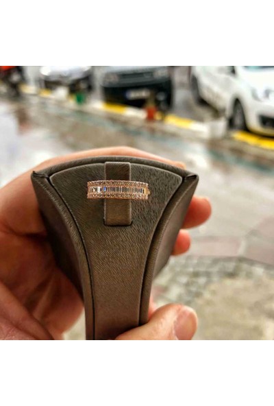 Çağdaş Kuyumculuk Baget Taşlı Yarımtur Yüzük Çağdaş Kuyumculuk Baget Taşlı Yarımtur Yüzük