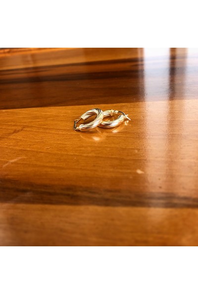 Çağdaş Kuyumculuk En Minimal Haliyle Nostaljik Burgu Küpeler Çağdaş Kuyumculuk En Minimal Haliyle Nostaljik Burgu Küpeler