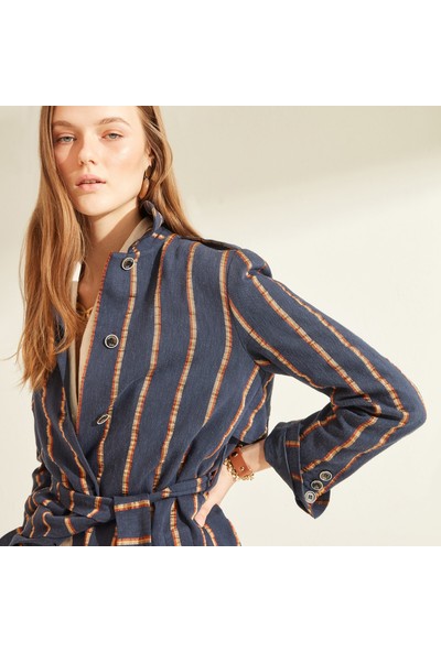 Yargıcı Yaka Detaylı Pardösü