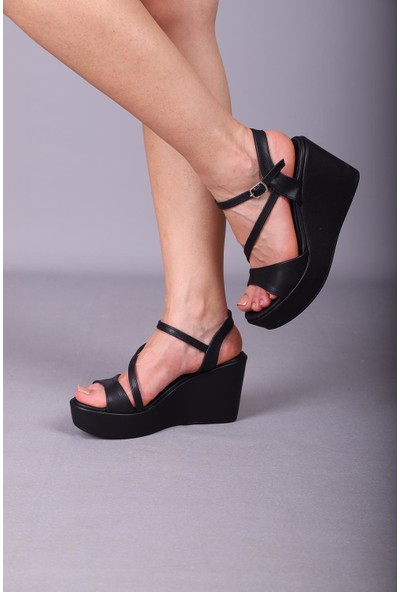 İnce Ayakkabı Kadın Tek Bant Bilekten Bağlamalı Dolgu Topuklu Sandalet İnce Ayakkabı Kadın Tek Bant Bilekten Bağlamalı Dolgu Topuklu Sandalet