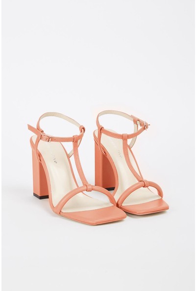 Perspective Kare Burunlu Deri Mercan Topuklu Sandalet Perspective Kare Burunlu Deri Mercan Topuklu Sandalet