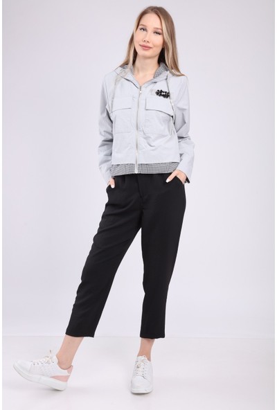 mibapazar Önünde Iki Büyük Cebi ve Sabit Broş Olan Kapşonlu Kısa Spor Trençkot mibapazar Önünde Iki Büyük Cebi ve Sabit Broş Olan Kapşonlu Kısa Spor Trençkot