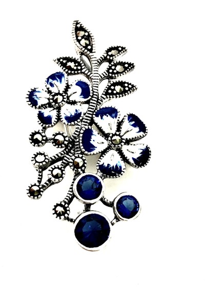 Ebrar Gümüş Çiçek Kadın Broş 925 Ayar Gümüş Mavi Taşlı ve Mavi Mineli Çiçek Figürlü Kadın Broş Ebrar Gümüş Çiçek Kadın Broş 925 Ayar Gümüş Mavi Taşlı ve Mavi Mineli Çiçek Figürlü Kadın Broş