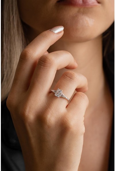 Semiz Kuyumculuk Zümrüt Kesim Tektaş Altın Yüzük Semiz Kuyumculuk Zümrüt Kesim Tektaş Altın Yüzük