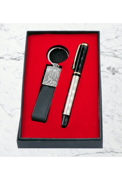 Delfino Hediyelik Babalar Gününe Özel Kişiselleştirilebilir Atatürk Logolu Metal Roller Kalem ve Deri Anahtarlık Hediye Seti Delfino Hediyelik Babalar Gününe Özel Kişiselleştirilebilir Atatürk Logolu Metal Roller Kalem ve Deri Anahtarlık Hediye Seti