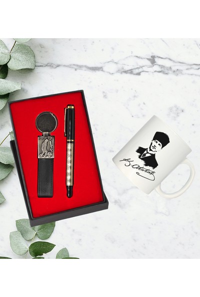 Delfino Hediyelik Sevdiklerinize Özel Kişiye Özel Atatürk Logolu Deri Anahtarlık & Metal Roller Kalem ve Atatürk Baskılı Kupa Bardak Hediye Seti Delfino Hediyelik Sevdiklerinize Özel Kişiye Özel Atatürk Logolu Deri Anahtarlık & Metal Roller Kalem ve Atatürk Baskılı Kupa Bardak Hediye Seti