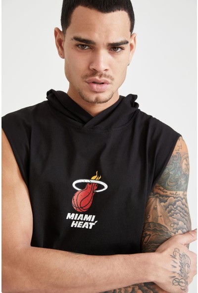 DeFacto NBA Lisanslı Miami Heat Sırt Baskılı Oversize Fit Kapüşonlu Kolsuz Tişört U5734AZ21HS DeFacto NBA Lisanslı Miami Heat Sırt Baskılı Oversize Fit Kapüşonlu Kolsuz Tişört U5734AZ21HS