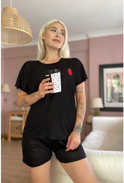 Pijama Evi Çilek Nakışlı Örme Şortlu Kadın Pijama Takımı