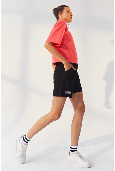 Tommy Life Rose-Siyah Kadın Küçük Yazı Baskılı Oversize T-Shirt Şort İkili Eşofman Takım - 95292 Tommy Life Rose-Siyah Kadın Küçük Yazı Baskılı Oversize T-Shirt Şort İkili Eşofman Takım - 95292