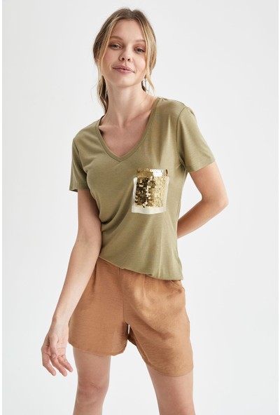 Defacto V Yaka Regular Fit Payet Cep Detaylı Tişört V3217AZ21HS