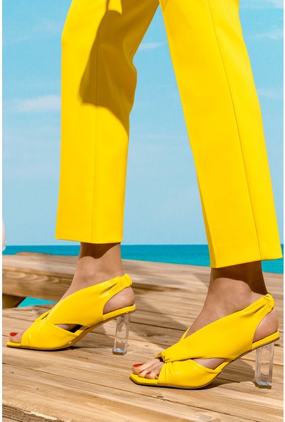 Derimod Kadın Şeffaf Topuk Detaylı Sandalet