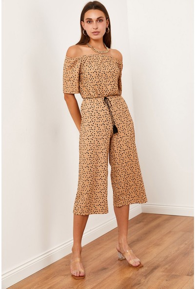 Hadise Püsküllü Kısa Kol Tulum Bisküvi Hadise Püsküllü Kısa Kol Tulum Bisküvi