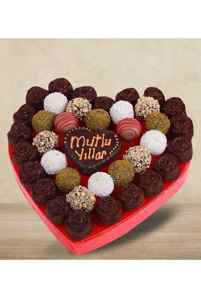 Yaşam Çiçeği Happy Heart Gift Mükemmel Truffle ve Gül Desenli Kek Yaşam Çiçeği Happy Heart Gift Mükemmel Truffle ve Gül Desenli Kek