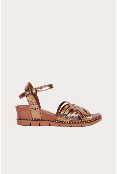 Bueno Bronz Parlak Deri Kadın Dolgu Topuklu Sandalet Bueno Bronz Parlak Deri Kadın Dolgu Topuklu Sandalet