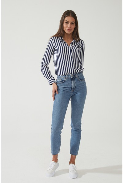 Cross Jeans Sydney Orta Mavi Yüksek Bel Slim Straight Paçası Kesikli Jean Pantolon C 4529-008 Cross Jeans Sydney Orta Mavi Yüksek Bel Slim Straight Paçası Kesikli Jean Pantolon C 4529-008