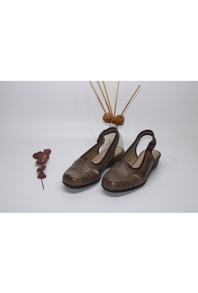 Edik Deri Önü Kapalı Arkası Açık Dolgu Taban Günlük Sandalet Edik Deri Önü Kapalı Arkası Açık Dolgu Taban Günlük Sandalet