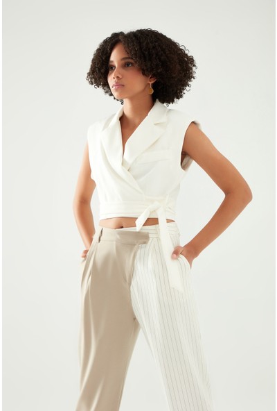 Quzu Bağlama Detaylı Crop Yelek Beyaz Quzu Bağlama Detaylı Crop Yelek Beyaz