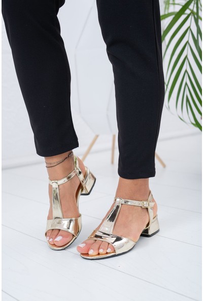 Gimer Avm Tek Bant Direkli Altın Rugan Ayakkabı Gimer Avm Tek Bant Direkli Altın Rugan Ayakkabı