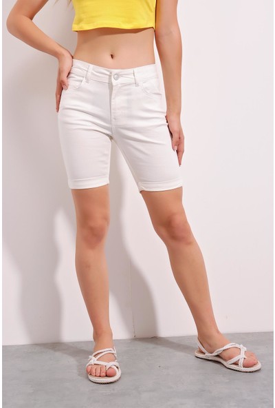Chuba Kadın Ekru Pamuklu Duble Paça Diz Üstü Şort 21S603 Chuba Kadın Ekru Pamuklu Duble Paça Diz Üstü Şort 21S603