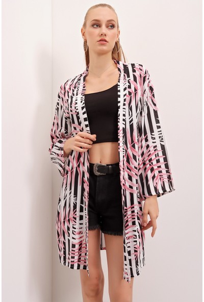 Butikburuc Kadın Siyah-Beyaz Desenli Kimono Ceket