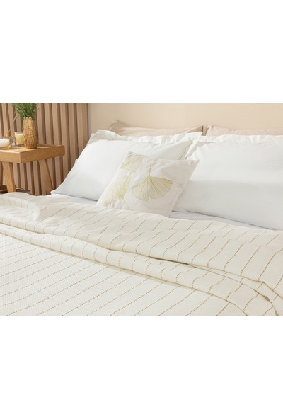 English Home Gold Stripe Simli Pamuk Viskon Çift Kişilik Pike Seti 200 x 220 cm. Beyaz – Gold English Home Gold Stripe Simli Pamuk Viskon Çift Kişilik Pike Seti 200 x 220 cm. Beyaz – Gold