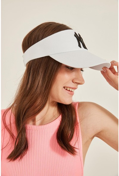 Butikburuc Kadın Beyaz Nakışlı Siyah Vizor Şapka
