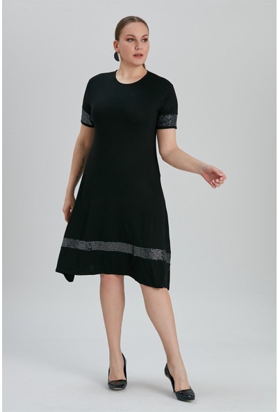 Mihramor Kadın Büyük Beden Kolu ve Eteği Gümüş Pul Detaylı Elbise Siyah Mihramor Kadın Büyük Beden Kolu ve Eteği Gümüş Pul Detaylı Elbise Siyah