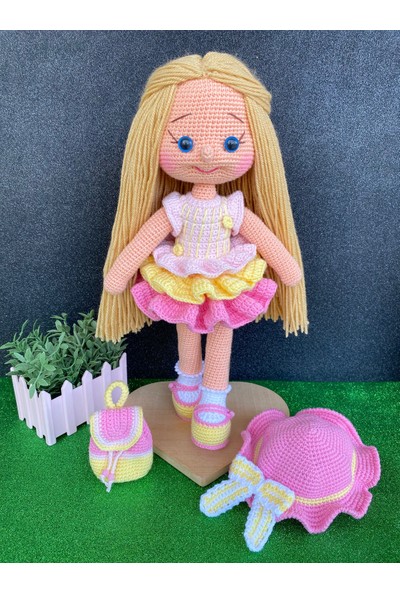 Simay Store Amigurumi Organik Örgü Oyuncak Mavi Gözlü Şapka Çantalı Örgü Bebek 35 cm Simay Store Amigurumi Organik Örgü Oyuncak Mavi Gözlü Şapka Çantalı Örgü Bebek 35 cm