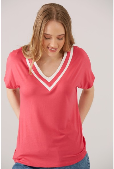 Ghada Büyük Beden Fuşya Yaka Detaylı V Yaka Kadın T-Shirt Ghada Büyük Beden Fuşya Yaka Detaylı V Yaka Kadın T-Shirt
