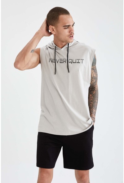 DeFacto Standart Fit Kapüşonlu Slogan Baskılı Kolsuz Spor Pamuklu Penye Tişört V8249AZ21HS DeFacto Standart Fit Kapüşonlu Slogan Baskılı Kolsuz Spor Pamuklu Penye Tişört V8249AZ21HS